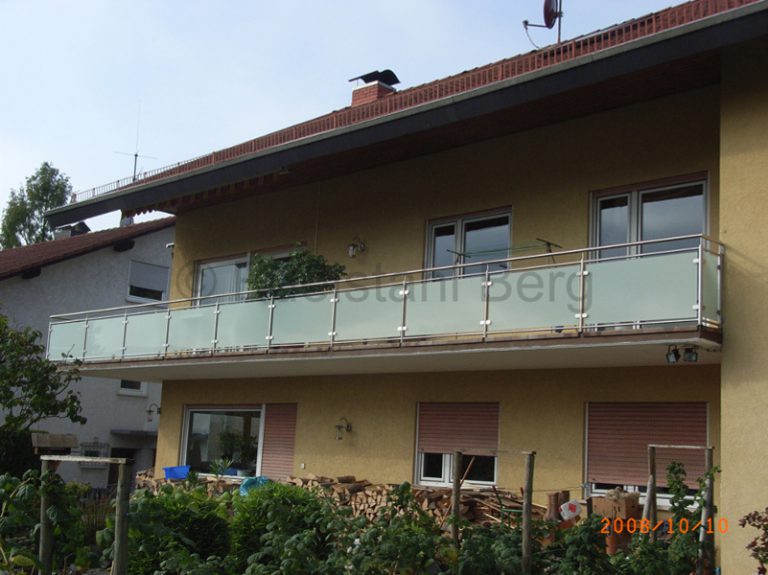 Balkongeländer aus Edelstahl mit Füllung aus Milchglas ( VSG ...